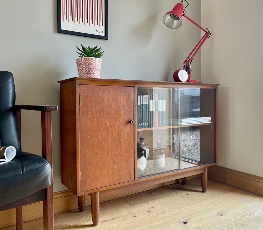 1960’s Bookcase / Cabinet in Teak – Antique, Vintage and Retro Furniture